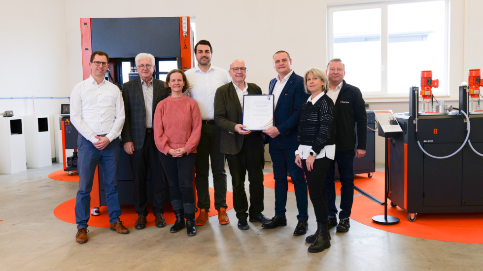 Landrat Martin Neumeyer besucht Firma Dosmatix GmbH in Bachl | Karriere ...